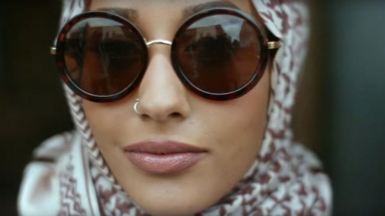 Una mujer con velo islámico es modelo en la campaña de H&M - Enlace Judío